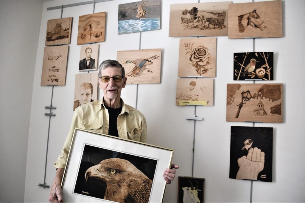 Huntley Library features Sun City wood-burning artist | My Sunday News